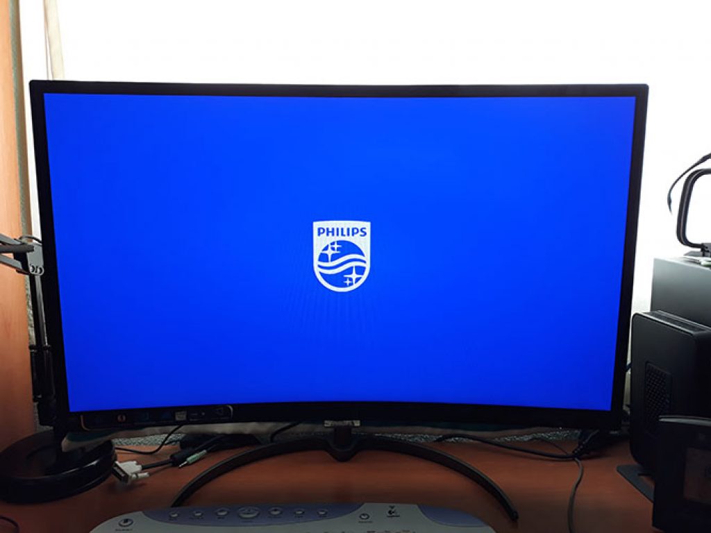 Philips 328E8Q, sumérgete en un mar de colores envolventes