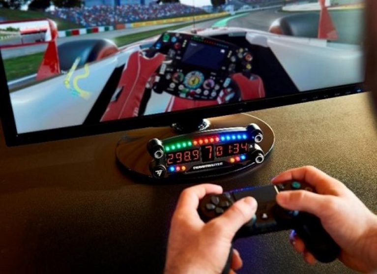 Thrustmaster BT LED Display, un accesorio para las carreras en tu PS4