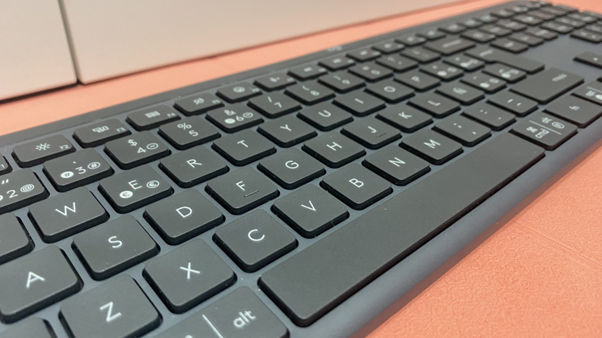 Logitech Signature Slim K950, teclado cómodo para productividad